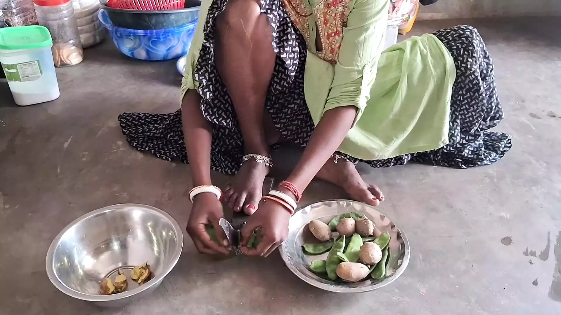 Sali Ghar Per Akele Sabji Kat Rahi Thi Jija Ne Sali Ko Chut Chudai Kar