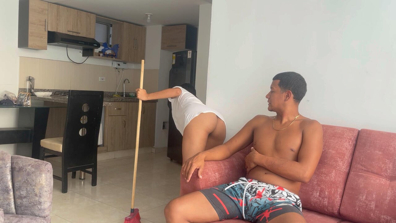 Mientras Mi Hermanastra Limpia La Casa Me Seduce Con Su Rico Culo Y Me