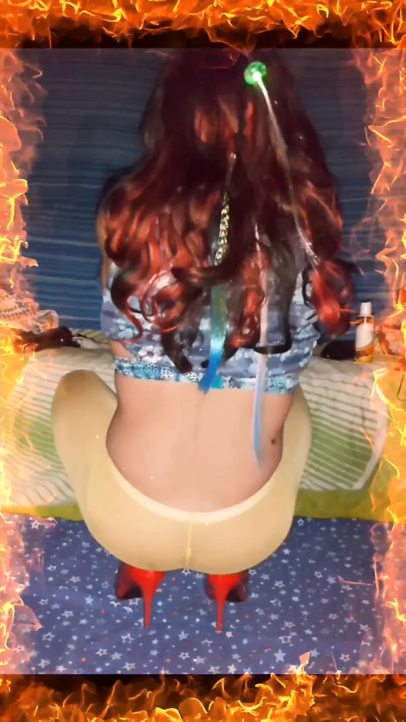 Je trempe mes collants jaunes avec du pré-éjac avant de les enlever pour chevaucher mon plus ...