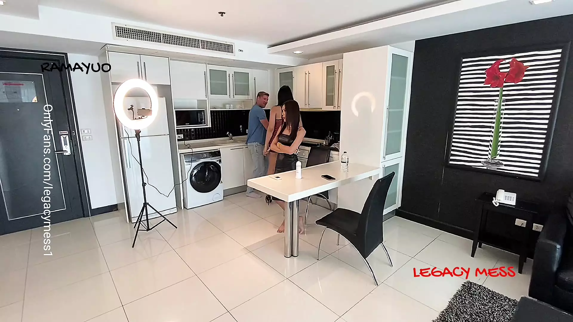 Visoka azijska shemale sa velikim dupetom voli da rasteže dupe i jebe ga jako analno ekskluzivno ...