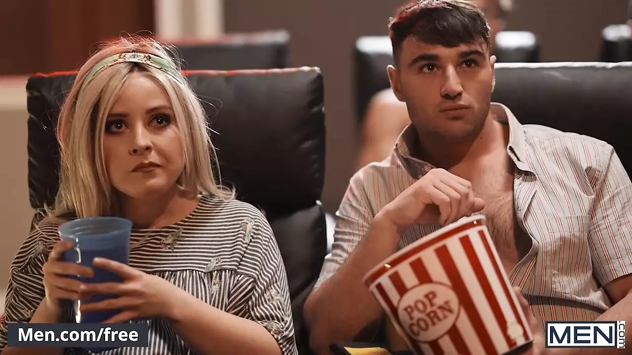Kinoanweiser Troye Dean Findet Dante And Michael Beim Ficken Im Leeren Kino Nachdem Der Film