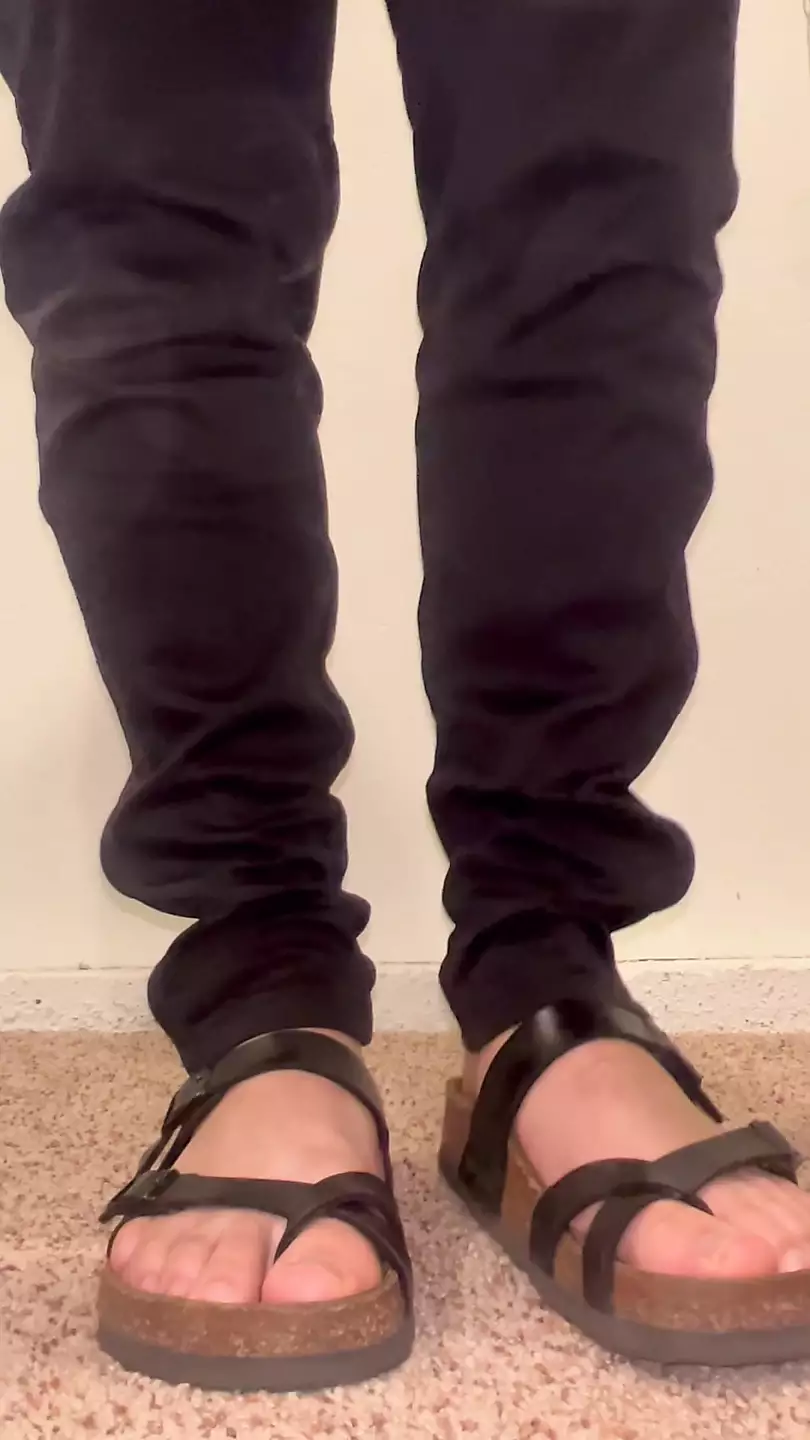 汗流漉漉的birkenstock鞋玩撸管指挥 Xhamster