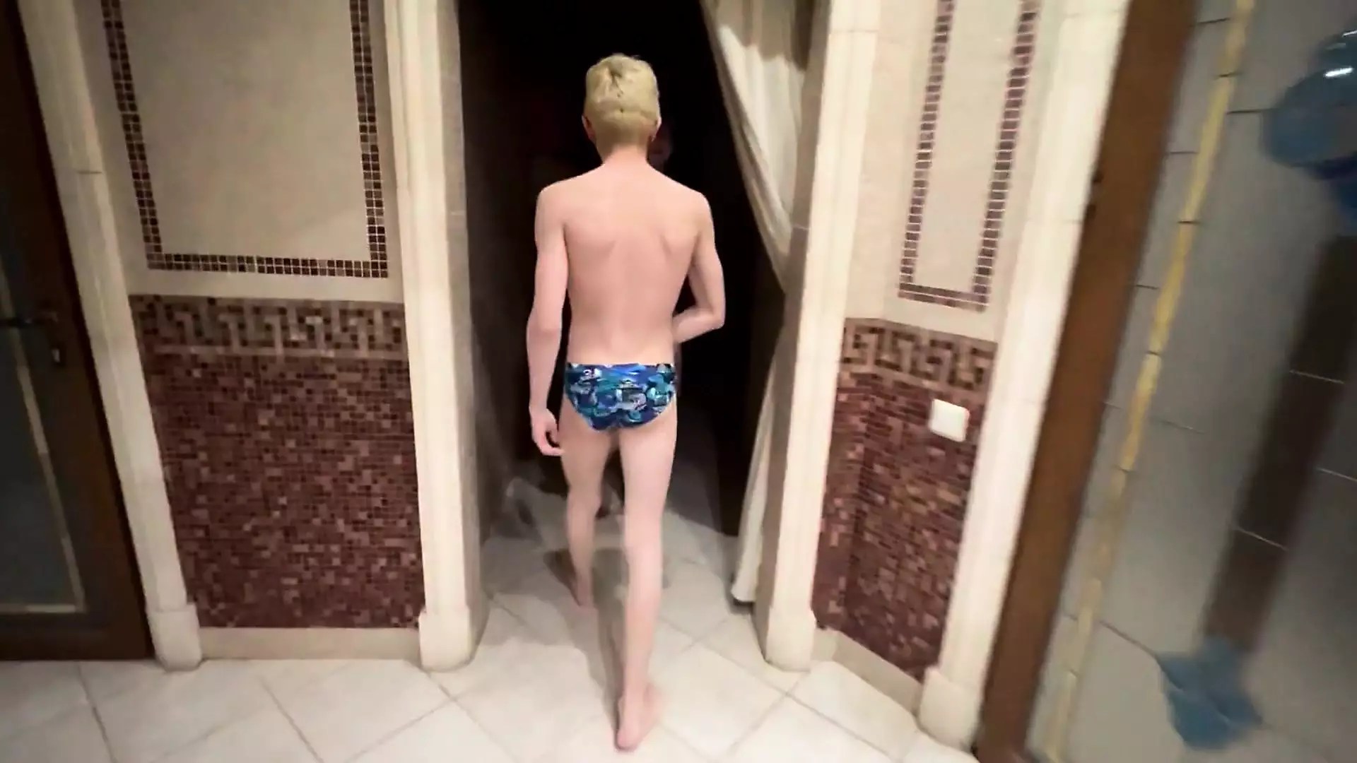 หนุ่มควยใหญ่โดนเย็ดหนุ่มร่างบางแสนหวานในห้องซาวน่า Xhamster 1498