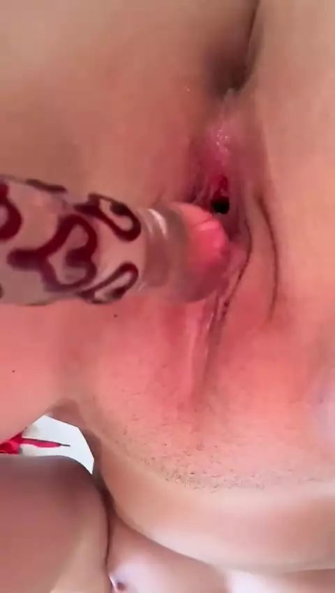 Troia Adolescente Tedesca Con Un Dildo Di Vetro Nella Figa Stretta