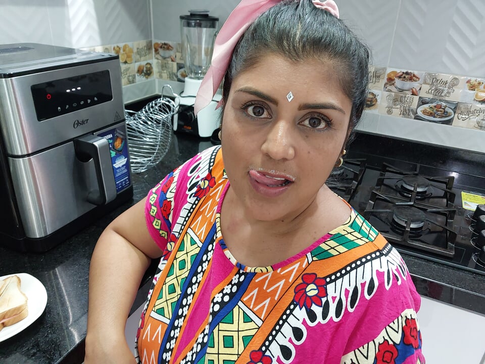 मेरी सौतेली मम्मी दूध चाहती है और मैं उसे देता हूं