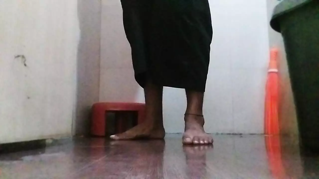 Sex Ka Bhukha Apni Bhabhi Ko Dekhkar Bathroom Mein Jakar Muth Marne Lag Gaya Ghar Per Koi Nahin