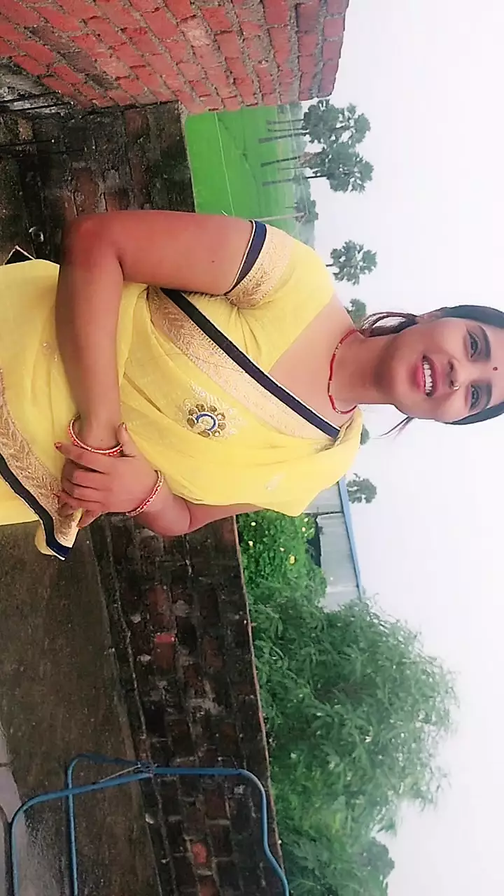 मैंने बारिश के मौसम में अपनी भाभी को फर्श पर घर की छत पर चोदा जब वह