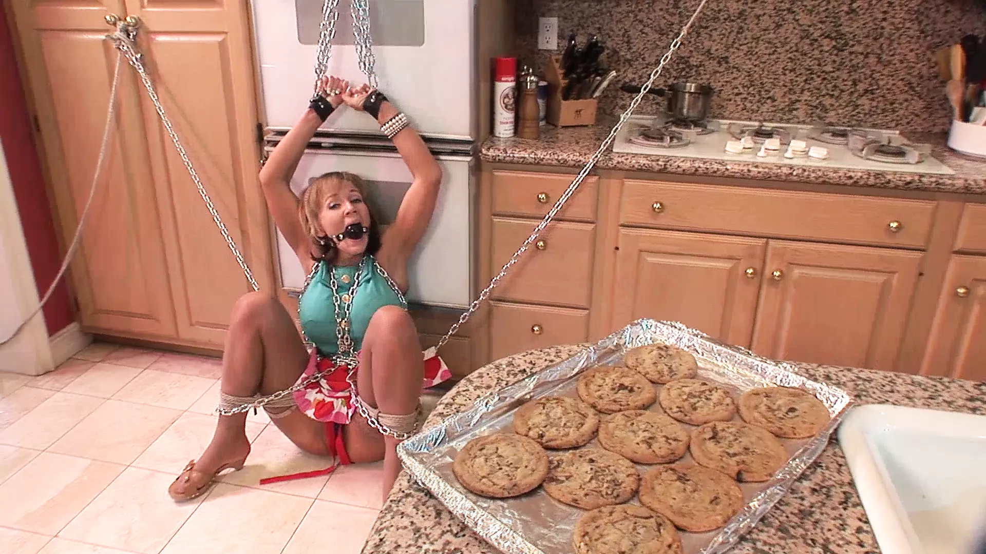 Hausfrau in Strapsen Gefesselt Und in Der Kueche Gefickt | xHamster