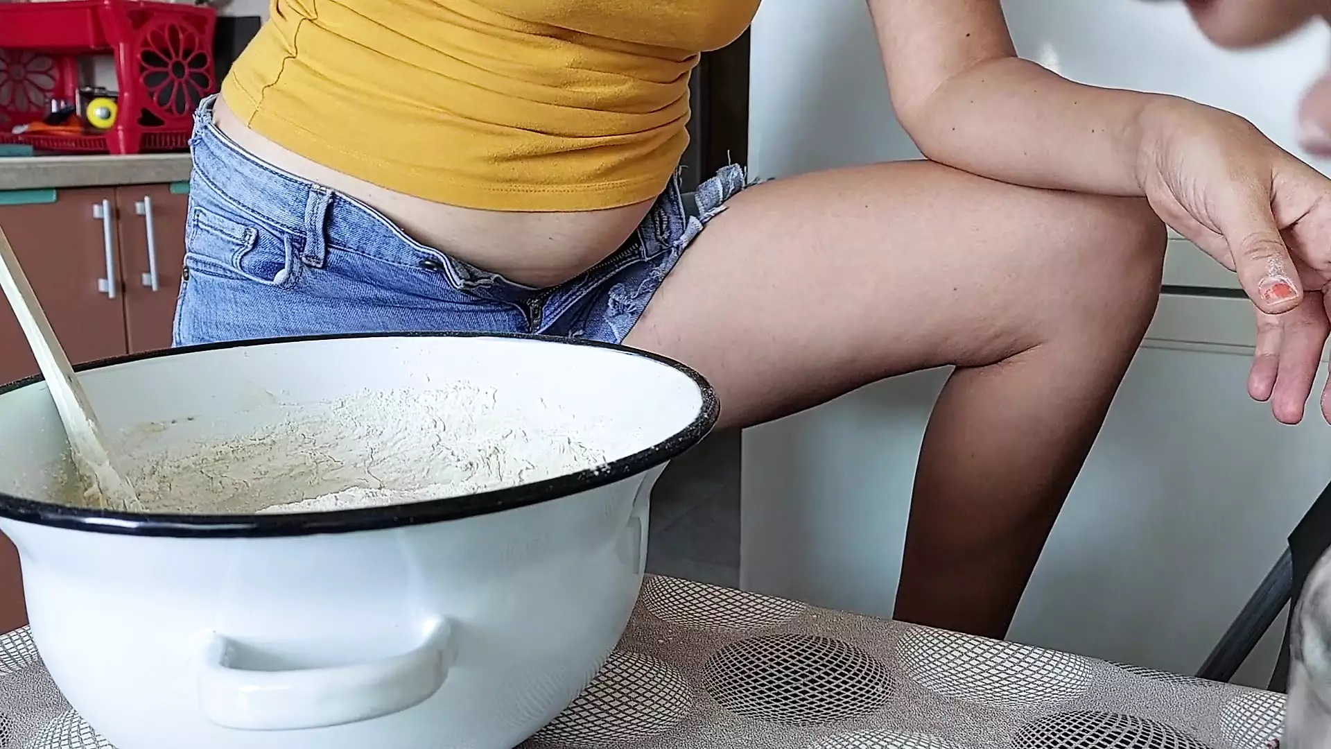 Sensuell Hårig Kvinna I Köket Sexig Mamma Hårig Fitta Stor Röv Dammsuger Huset Naken Håriga