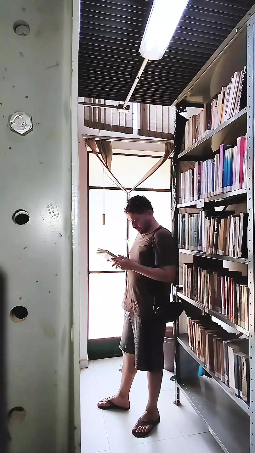Me atraparon masturbándome dentro de la biblioteca y luego fui a correrme en el baño de hombres ...