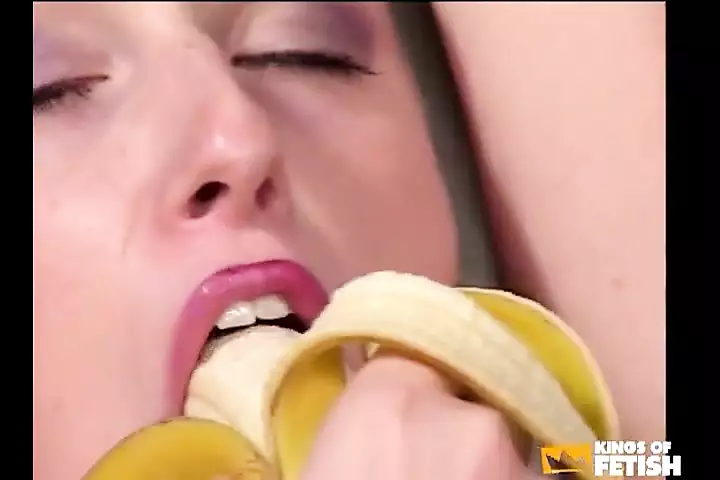 Blondes schätzchen isst eine banane und den schwanz eines typen, bevor sie ihre süße muschi ...