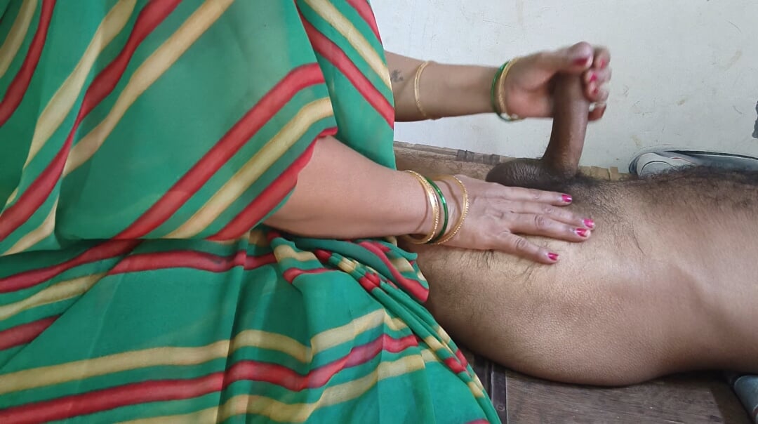 Badi Gand Wali Aunty Land Me Tel Lga Kar Chudai Karwali Feat Sspsoni
