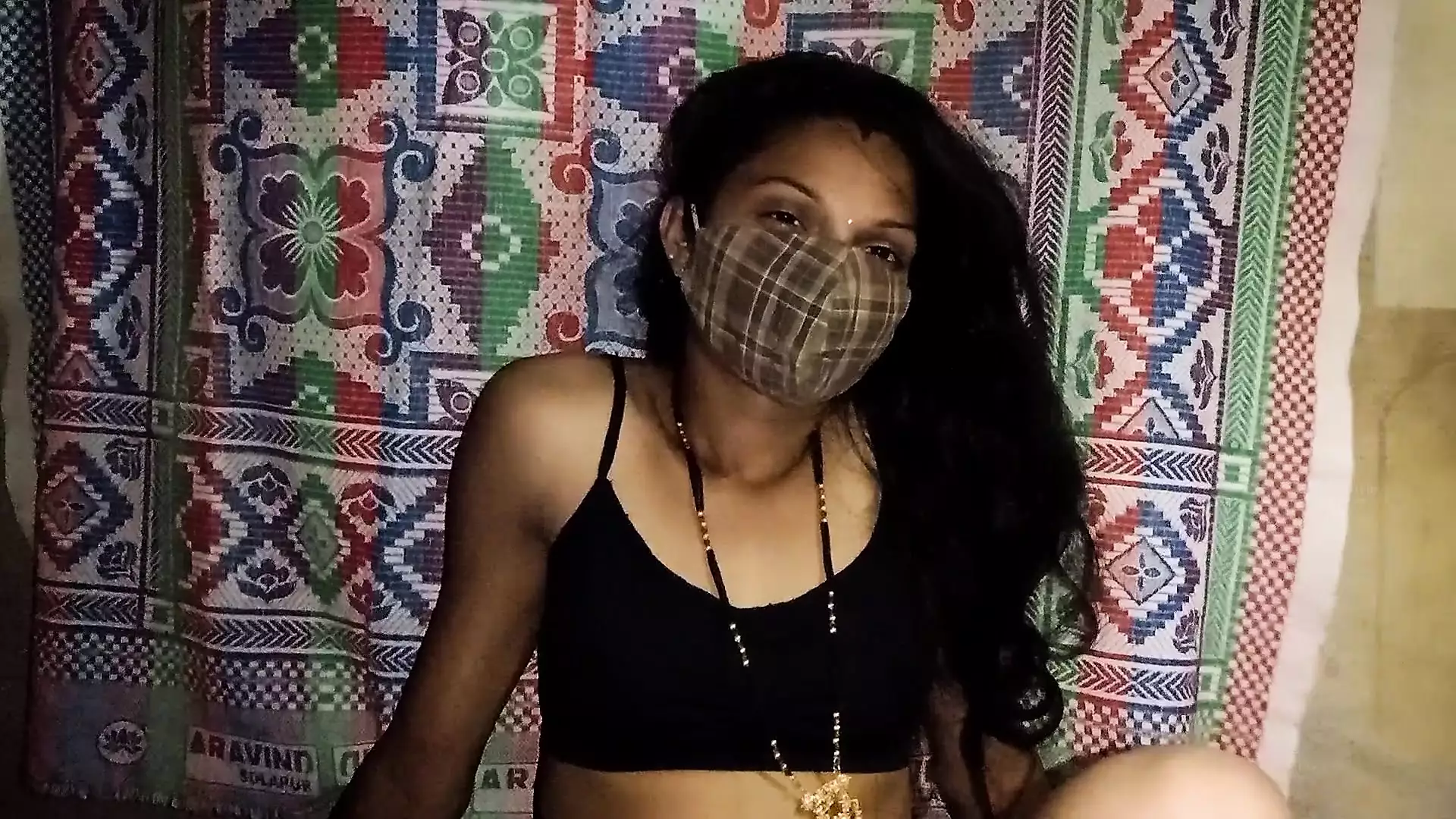 Une Bhabhi Indienne Sexy A Inséré Un Concombre Dans Sa Chatte Pour La