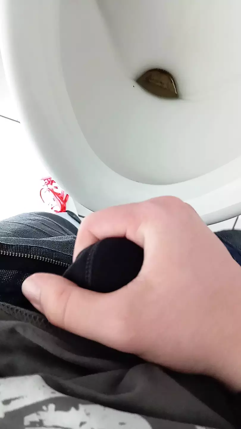 Auf Arbeit pissen | xHamster