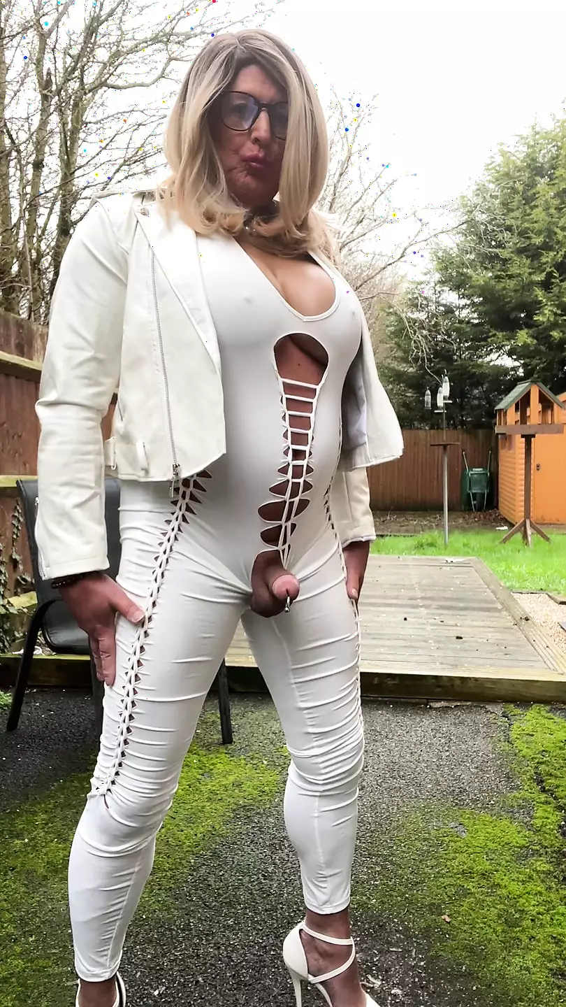 Amateur-transvesteur kellycd2022 sexy milf masturbiert im freien in weißem jumpsuit | xHamster