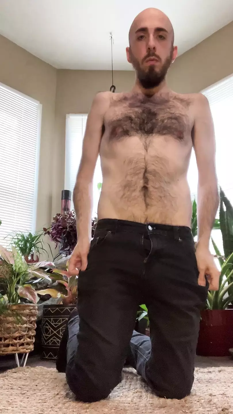 Kale kerel met blauwe ogen die naakt wordt en mijn zeer harige blanke kont schudt met swingende ...