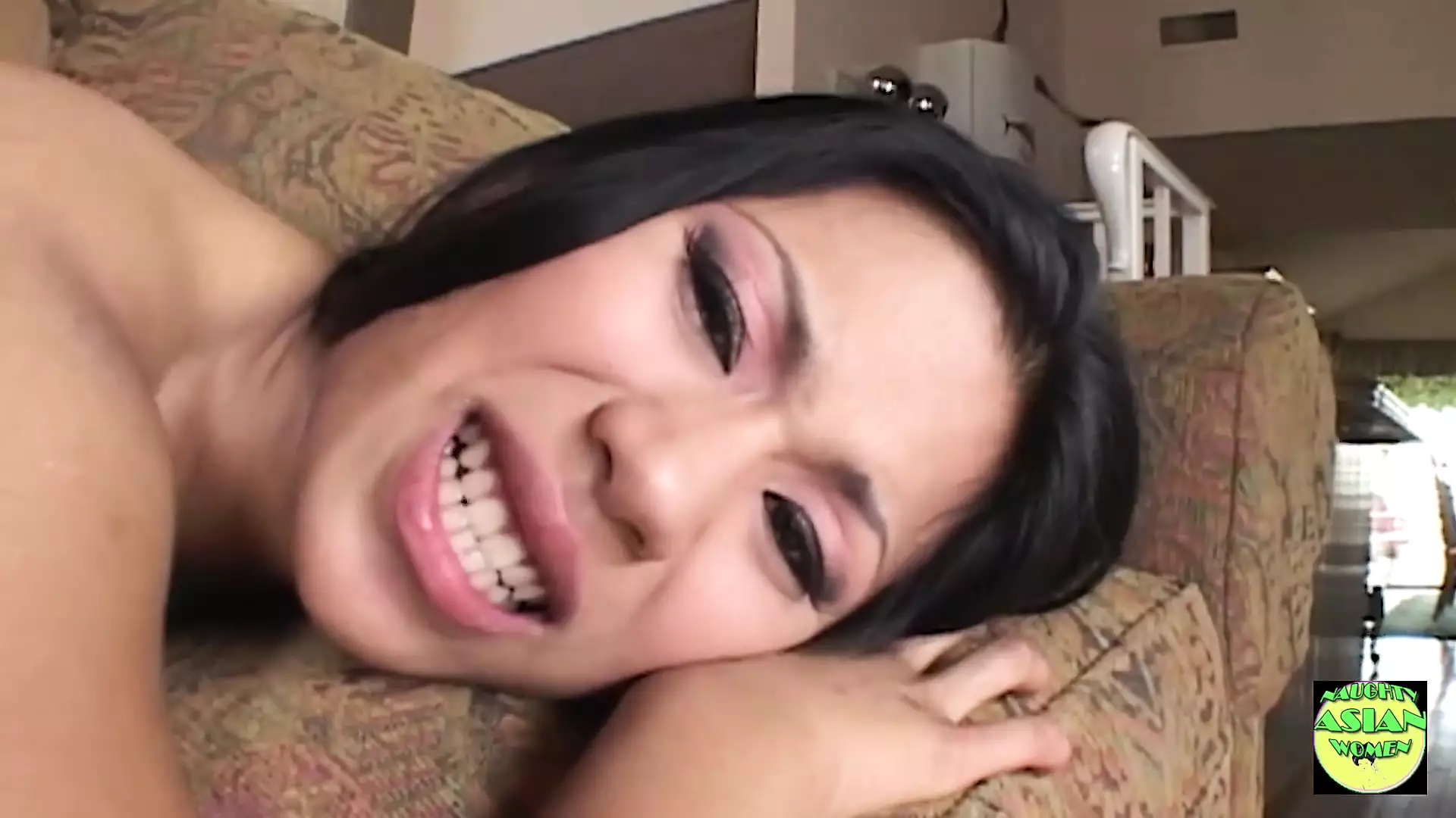 Cette Salope Asiatique Super Excitée Adore Se Faire Baiser Par Derrière