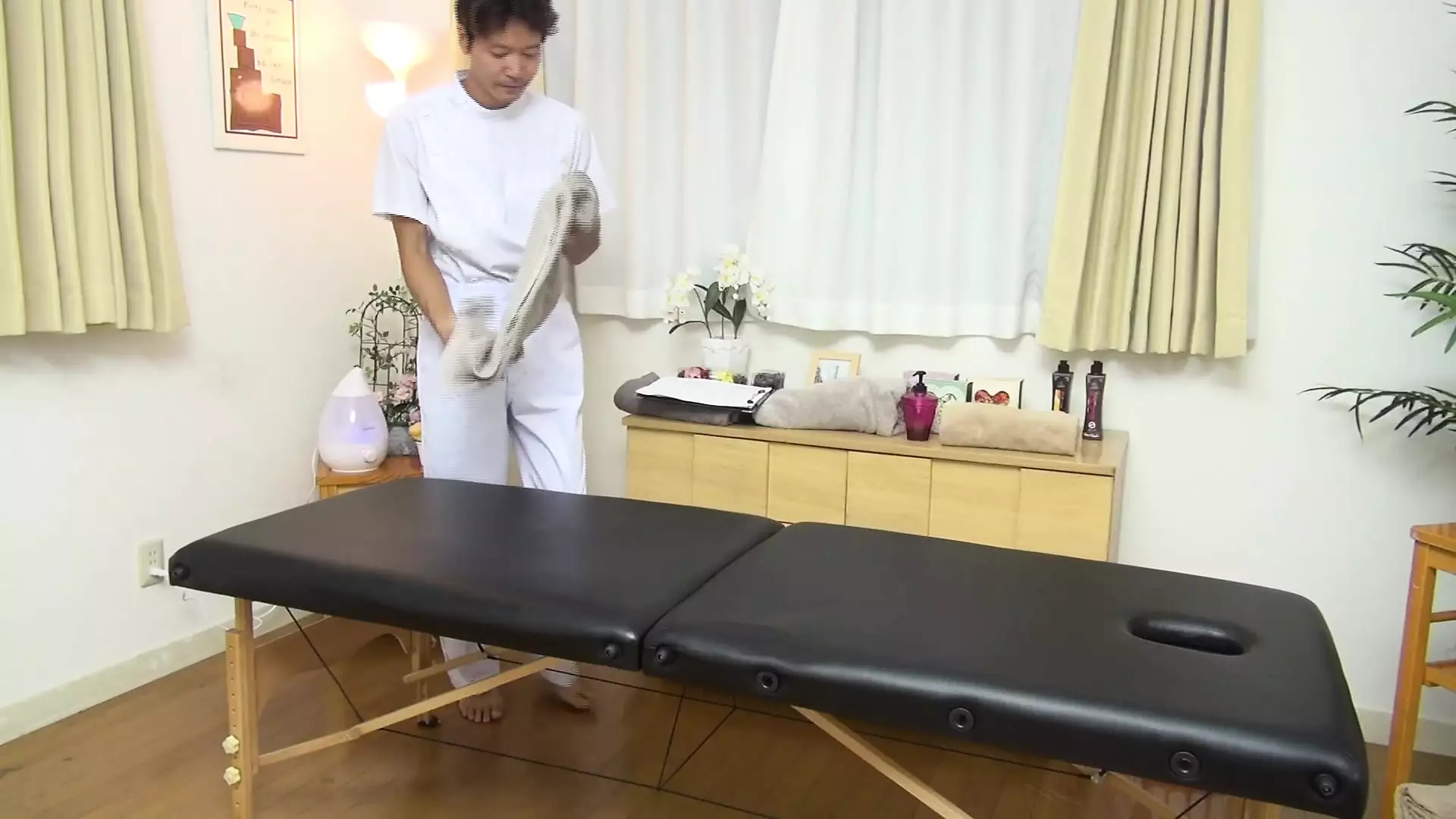 The Unscrupulous Masseur S Rough Treatment Of Raw Sex He Removes The Condom And Cums Inside The