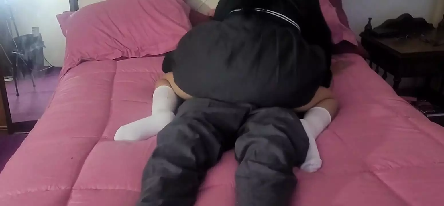 他在做完她的数学作业后操了他的朋友! Xhamster