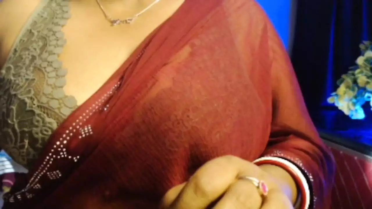 性感的独奏热胸部乳头捏合。 Xhamster