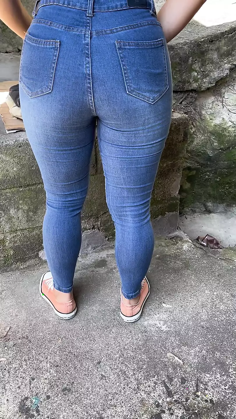 Sie Zieht Ihre Jeans Runter Um Ihren Schwanz In Ihrem SÜßen Arsch Im