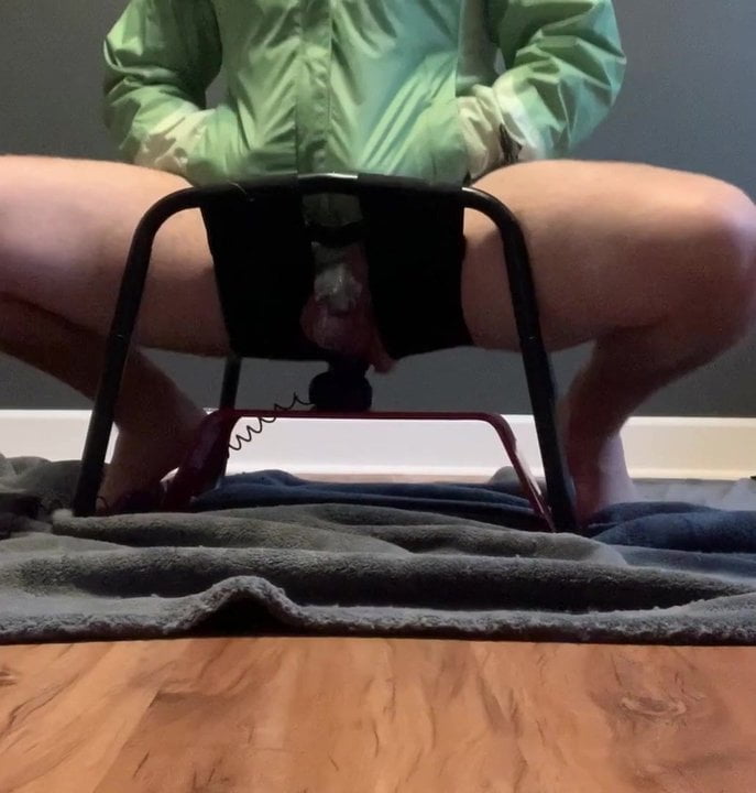 Une tapette de chasteté chevauche désespérément un gode | xHamster