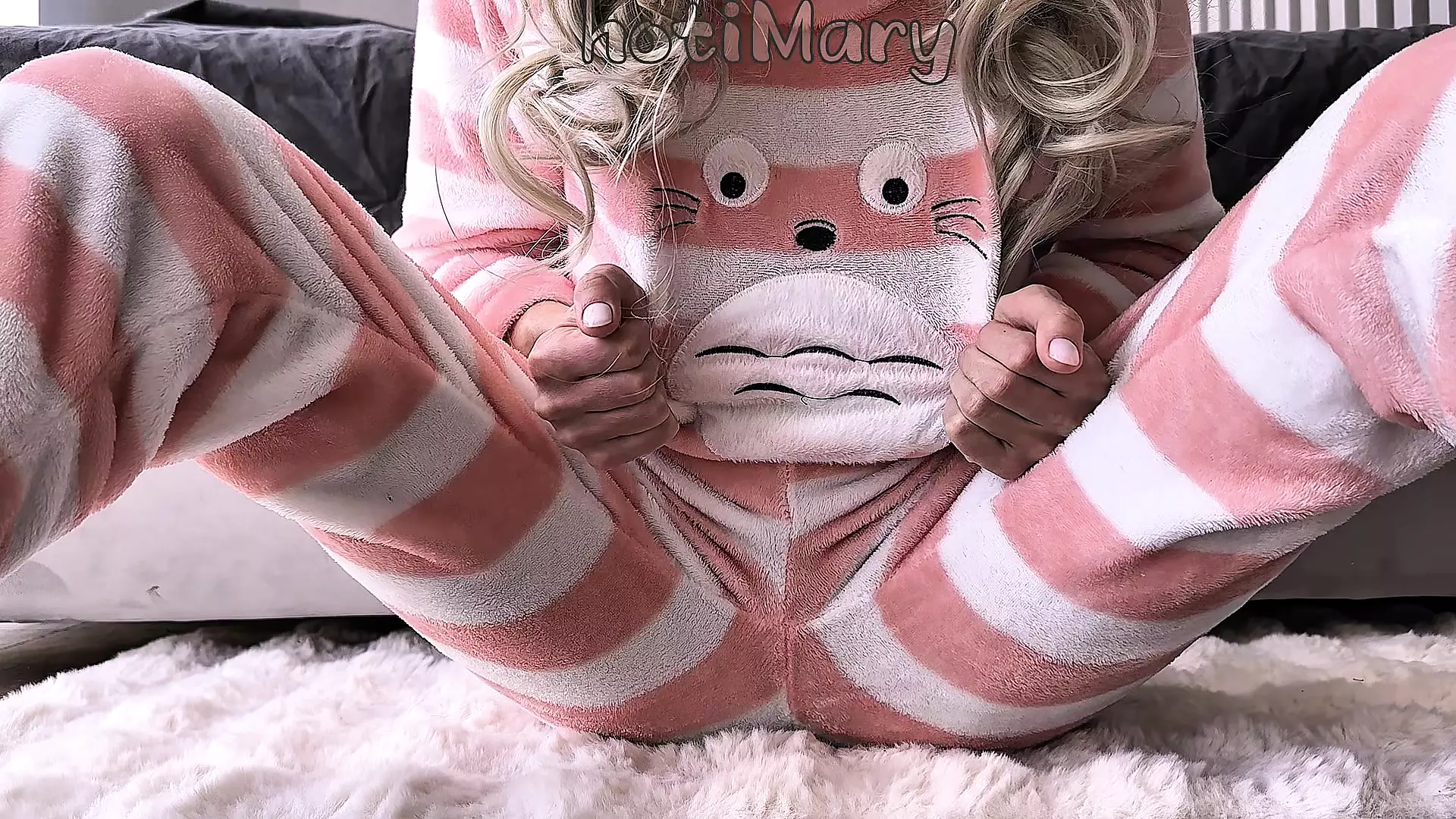 Dünnes japanisches schulmädchen fingert geile haarige muschi, masturbiert in nahaufnahme und ...