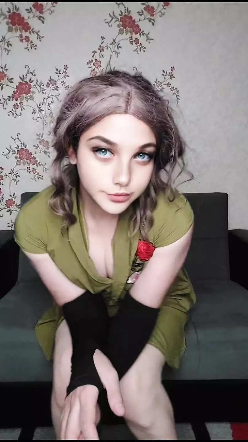 Fabulous In Green Three Wigs One Dress And Smooth Girly Legs Shemale