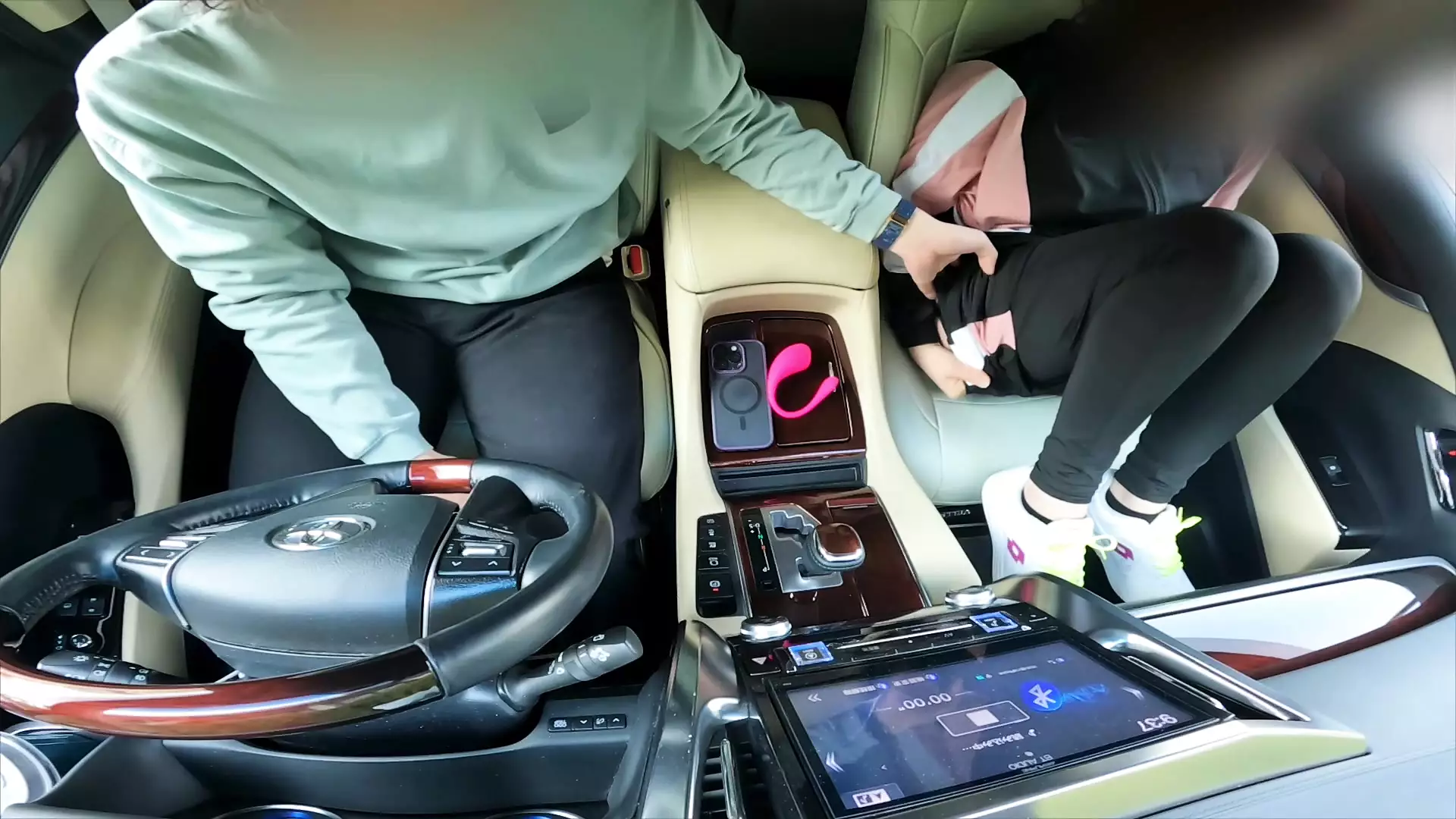 Affair Sex In The Car While Waiting For The Timing To Bring In The Car While Shooting The