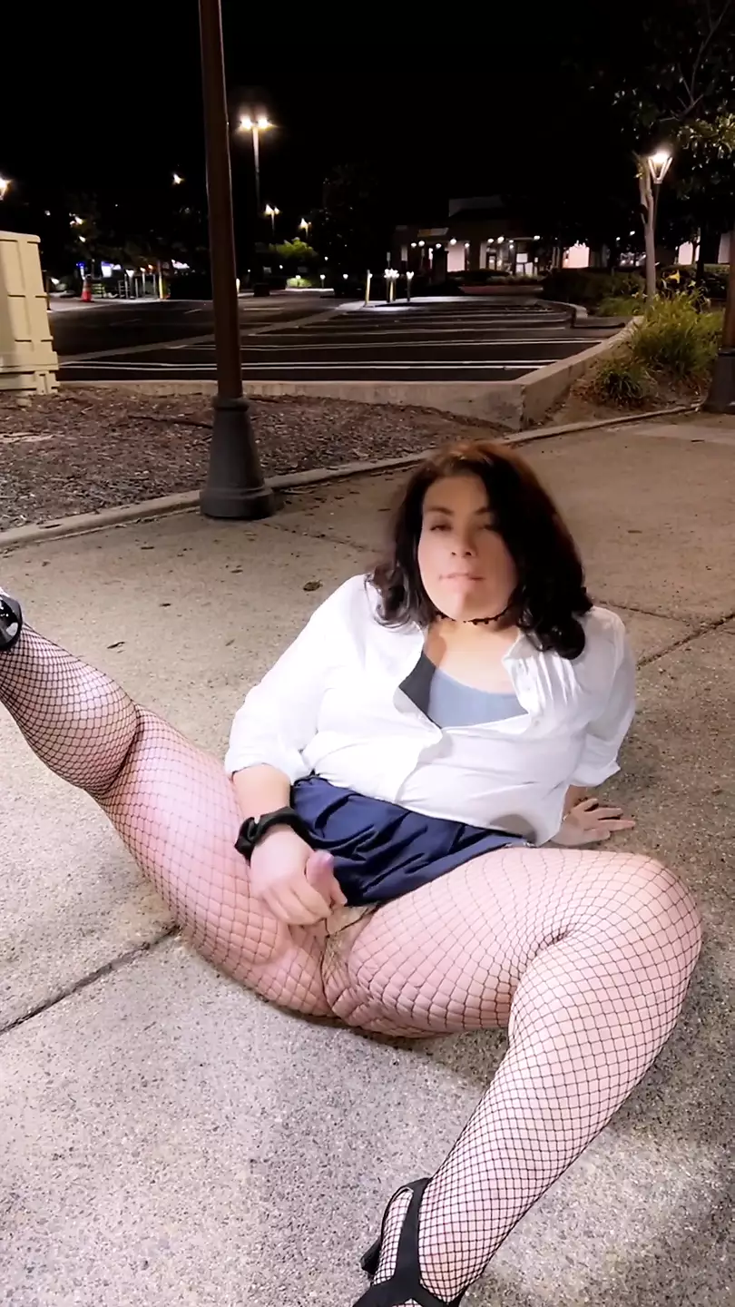 人妖在晚上露出 Xhamster 8578