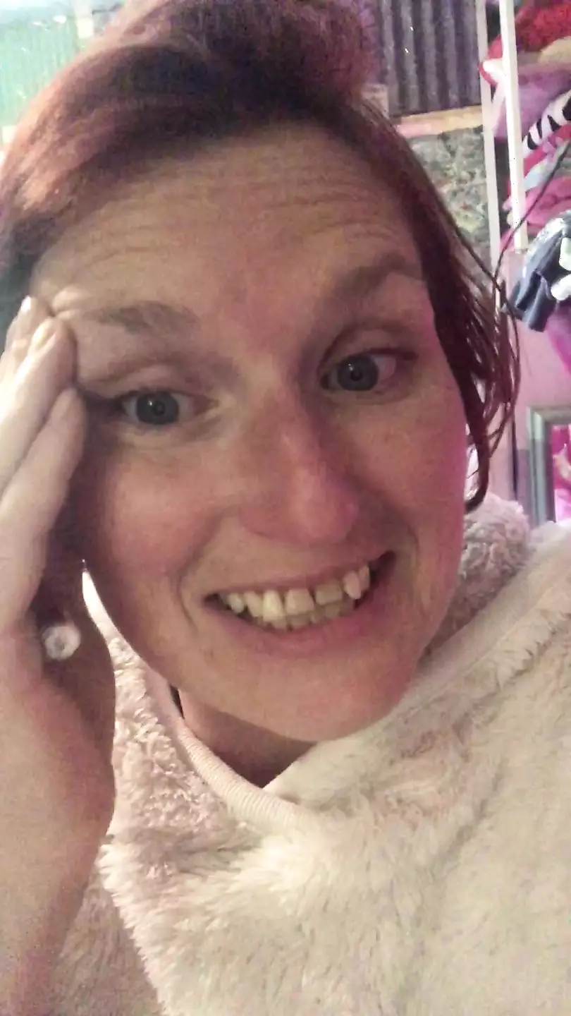 La chatte poilue et mouillée de maman sent divinement intense et a besoin de ta langue après ...