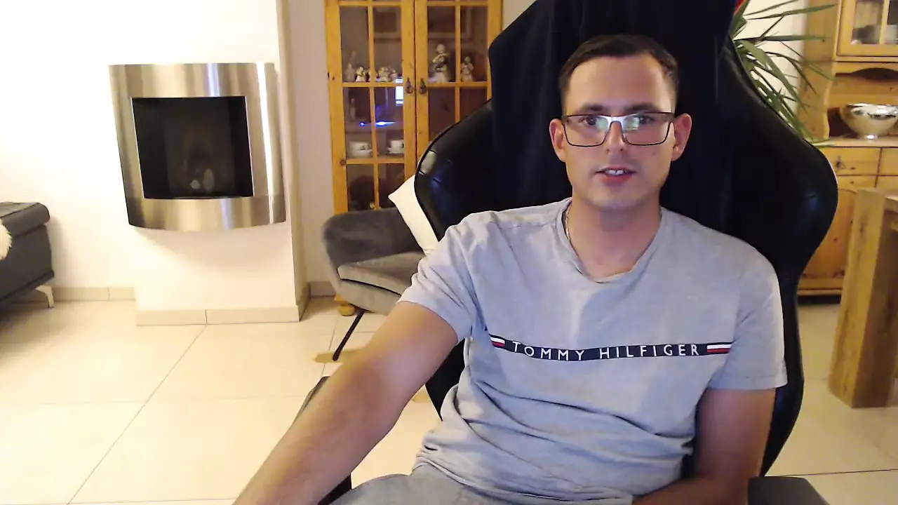 Süßer Deutscher Twink Junge wichst live auf CAM4 und Spritzt ab | xHamster