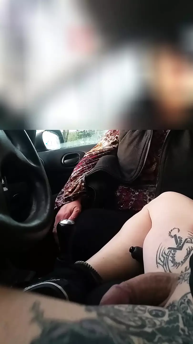 奶奶在我的车里吮吸我的鸡巴 Xhamster