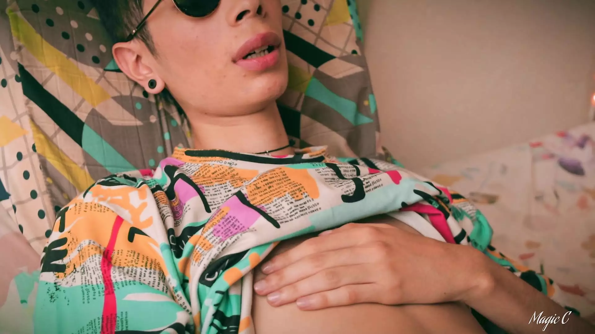 热辣的拉丁女郎twink Magic C在大学后撸管他的大鸡巴并吞下他的精液 Xhamster