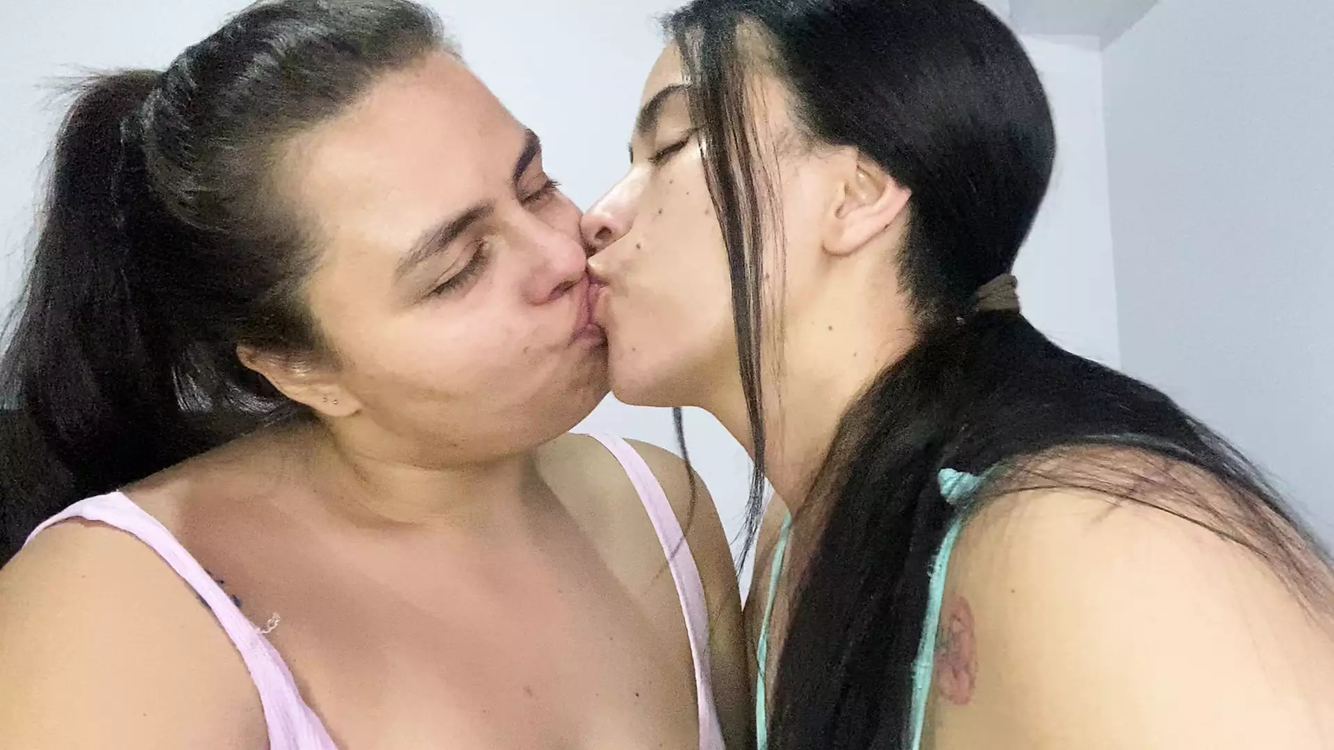 ลิ้นยักษ์ปะปนลิ้นเล็ก เราดูดลิ้น | xHamster