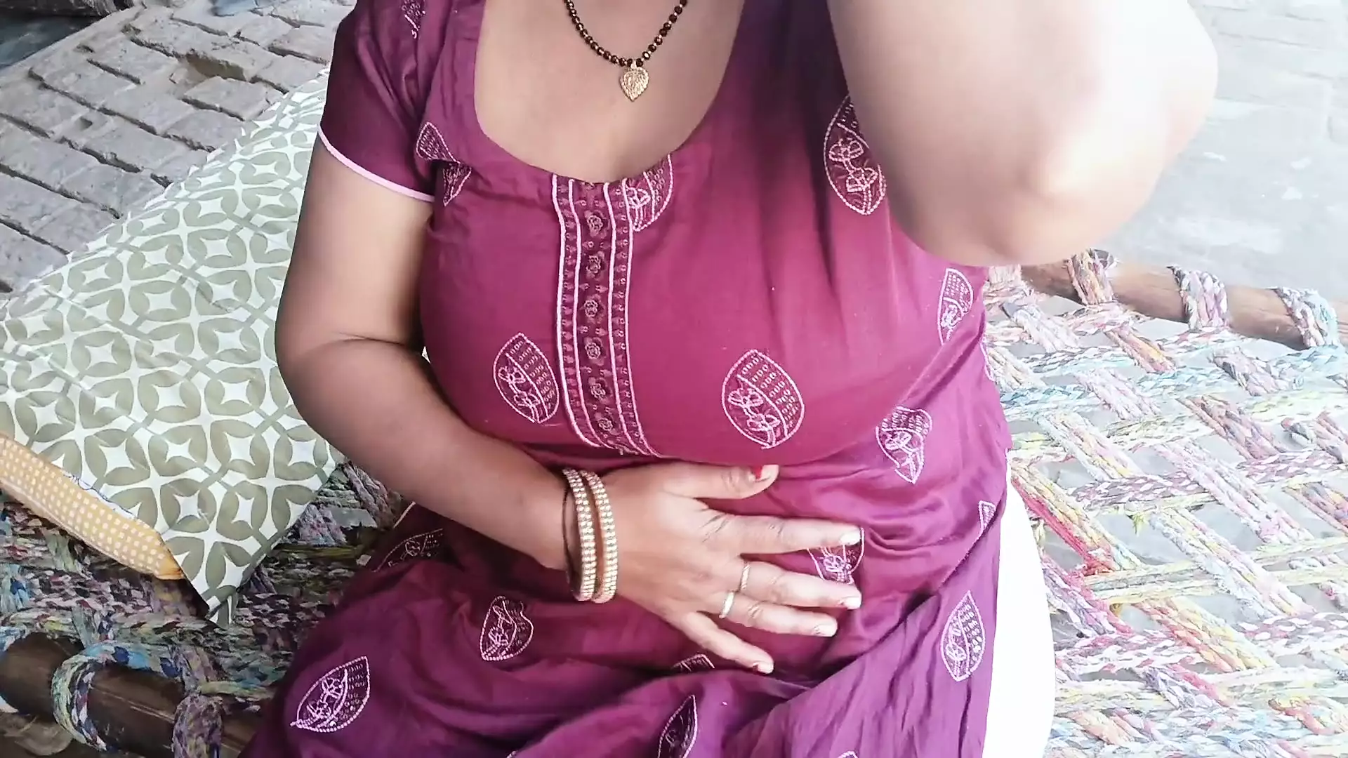 Une bhabhi du village desi se fait baiser brutalement pour faire plaisir au propriétaire pour ...