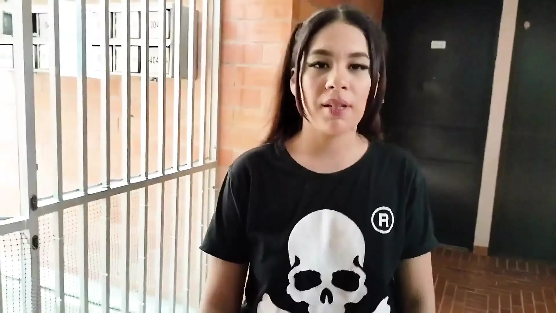 Por que a madrasta mais velha chupa o pau enorme do enteado? Gozada interna | xHamster