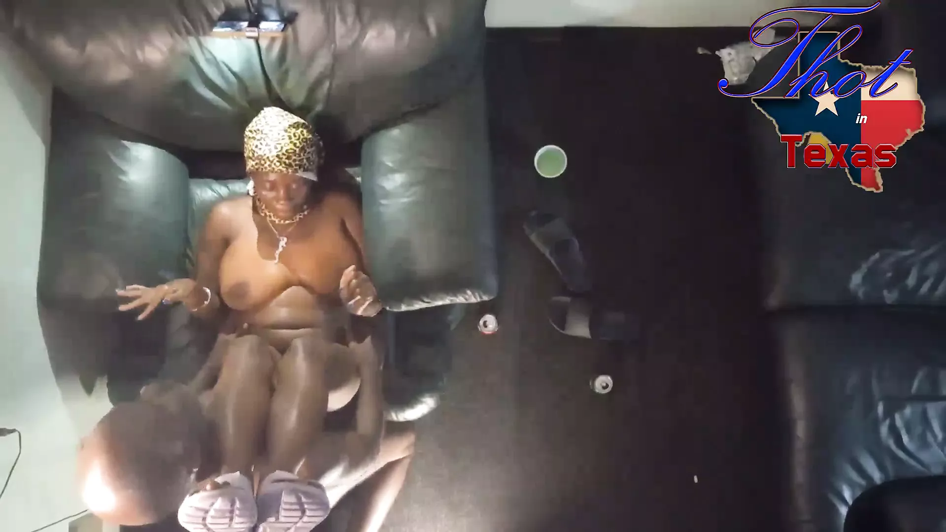 Thot au Texas - une fille à gros nichons baise une grosse bite noire avant que la chatte de sa ...