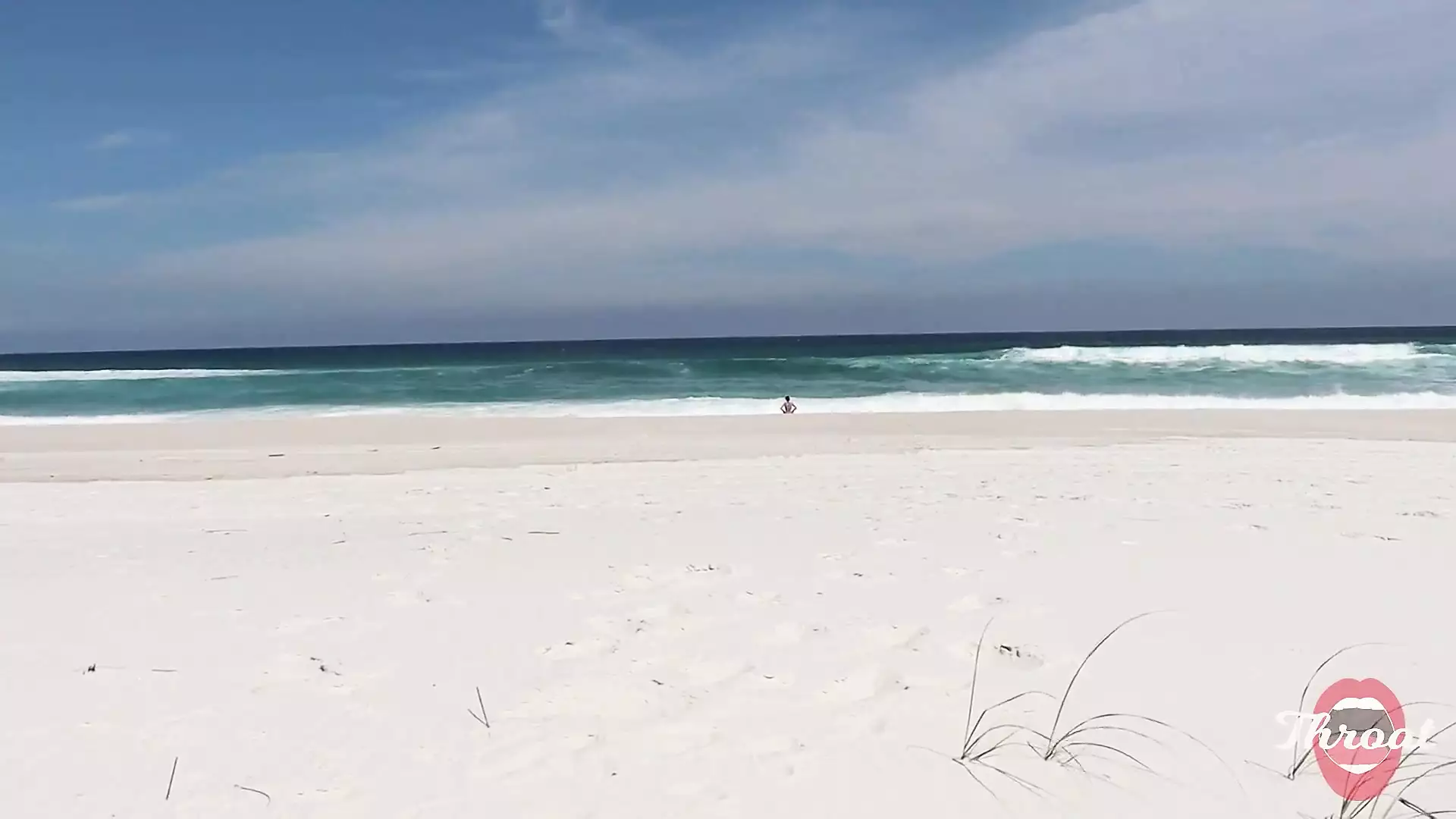 Ma copine me suce la bite sur une plage déserte | xHamster