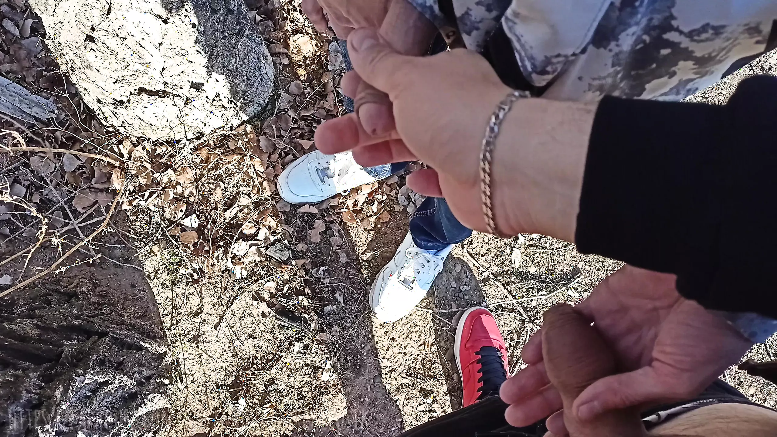 Un Hombre Heterosexual Sale A Caminar Con La Polla Afuera En Un Desafío Exhibicionista Público