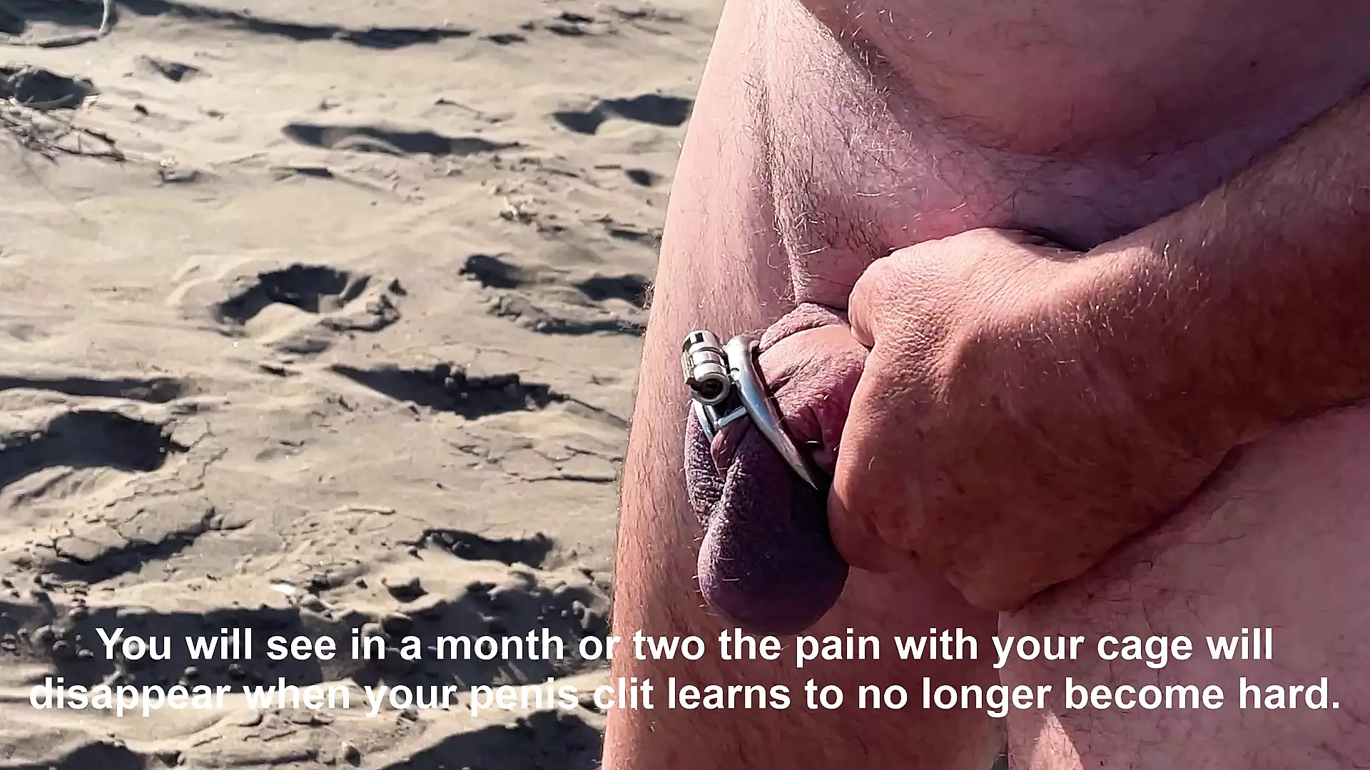 我的丈夫在海滩上失去了他的鸡巴 Xhamster
