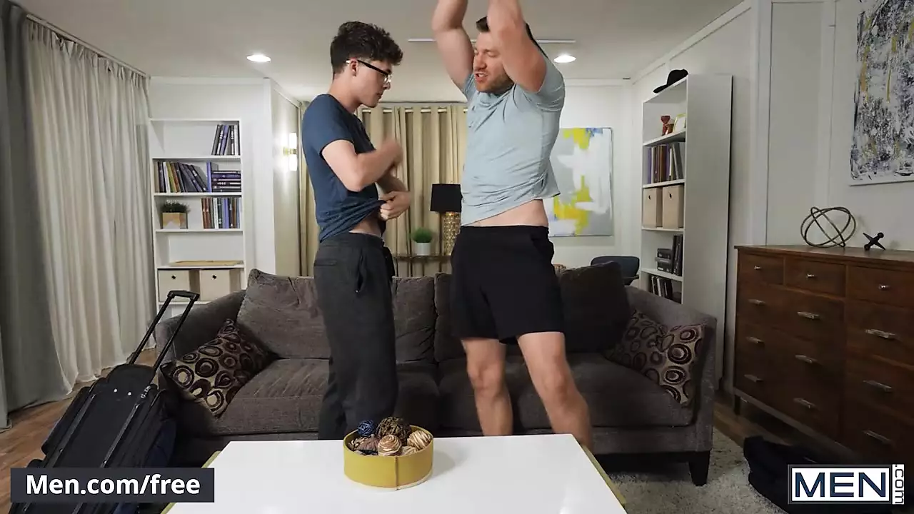 Troye Dean Va Nella Stanza Di Daniel Dopo Essersi Fatto Scopare Il Culo Da Caden Nellaltra