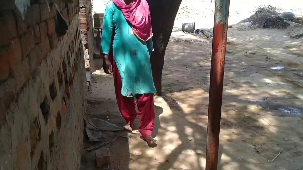 Sali Ko Safai Kar Rahi Usko Salwar Khol Ke Jamkar Chudai Desi Indian