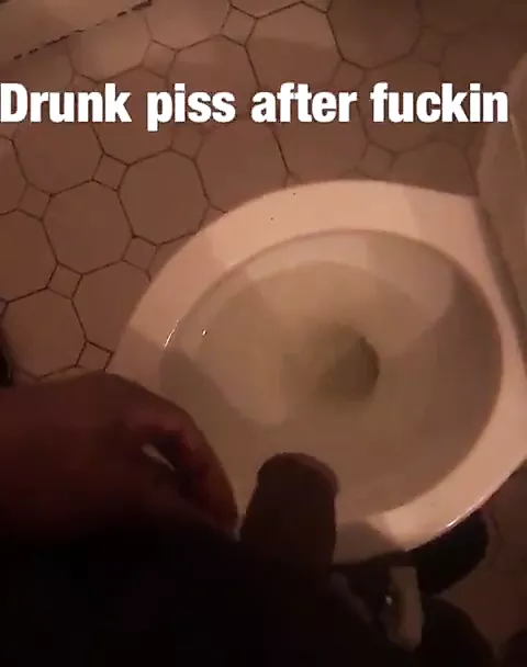 Zwarte pik aan het pissen | xHamster