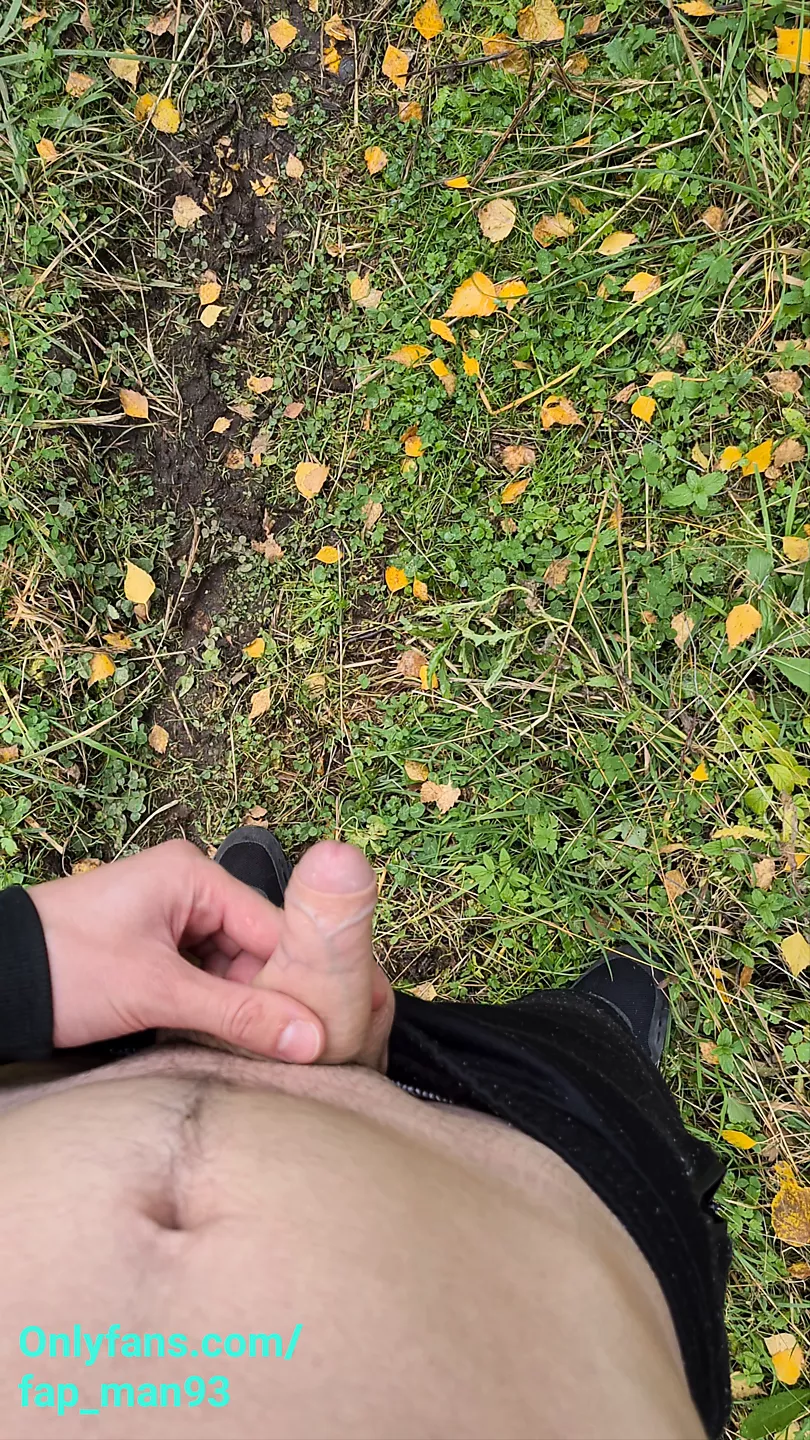 Netter 18-jähriger Junge kann nicht pinkeln halten und stöhnt verzweifelt beim Pinkeln in der ...