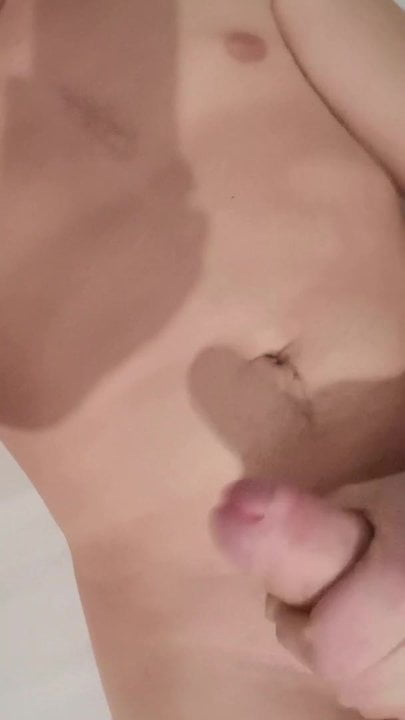Un minet se masturbe et jouit devant la caméra | xHamster