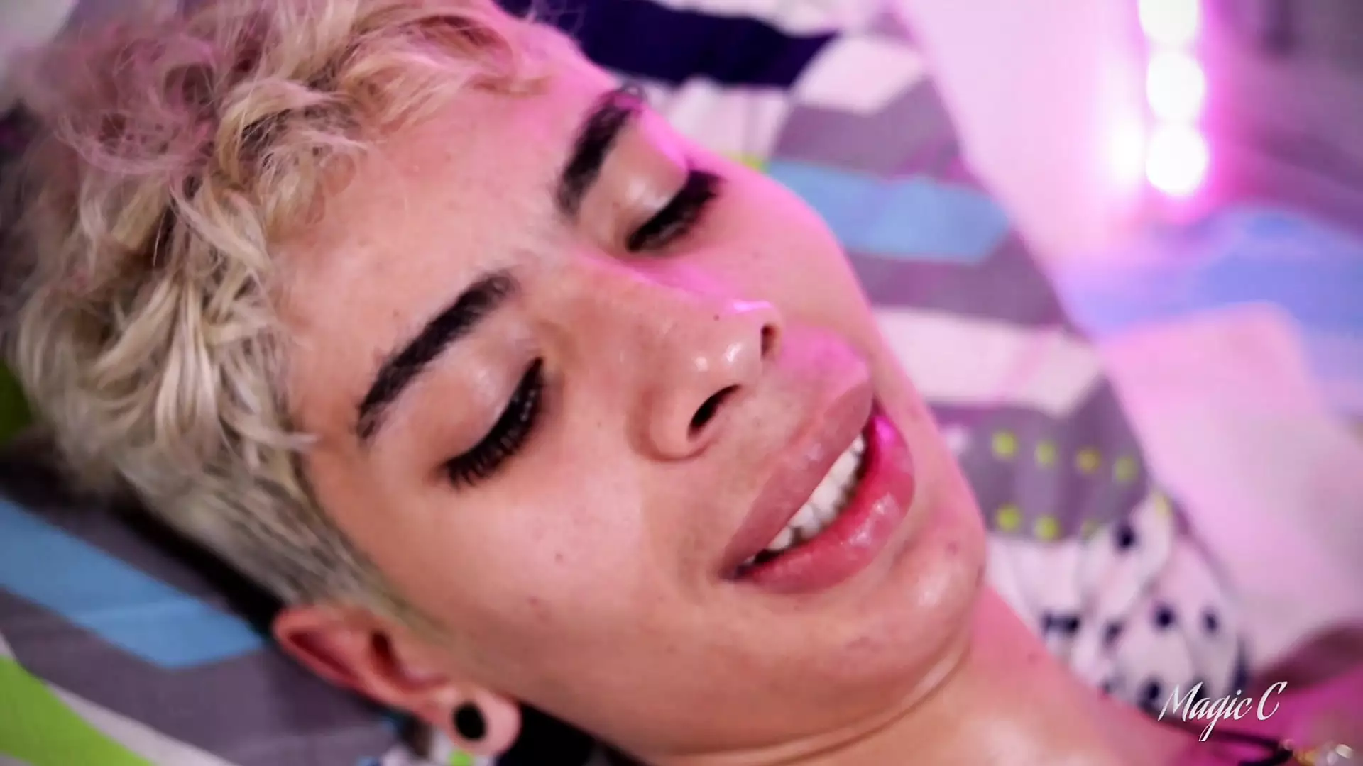 Geile Slanke Latino Twink Die Zijn Grote Pik Met Olie Aftrekt Totdat