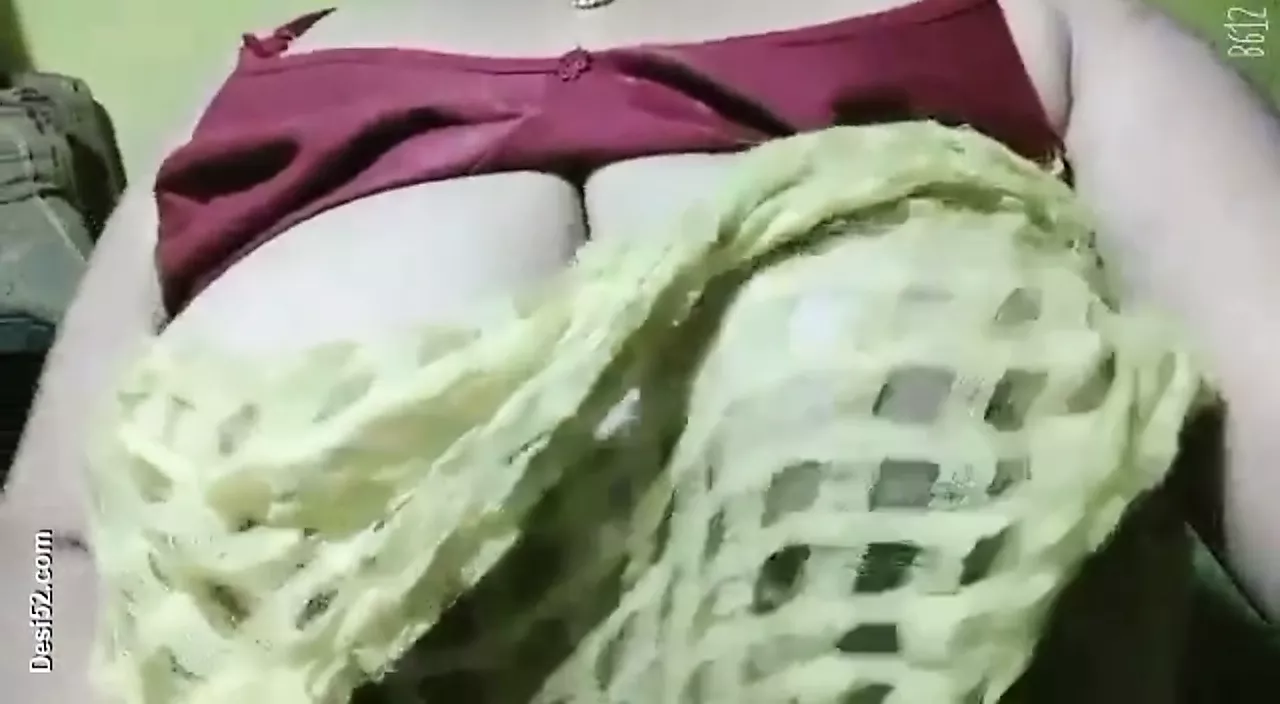 Une tatie géante indienne à gros nichons montre sa chatte polie | xHamster