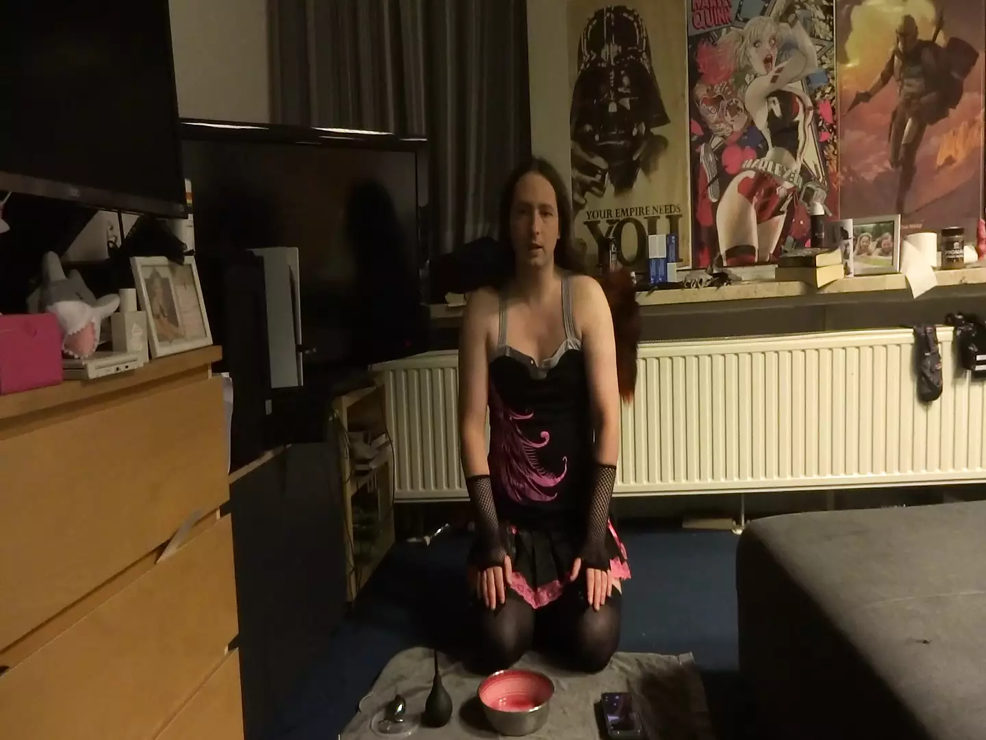 Sissy Alane boit pathétiquement sa pisse dans un bol | xHamster