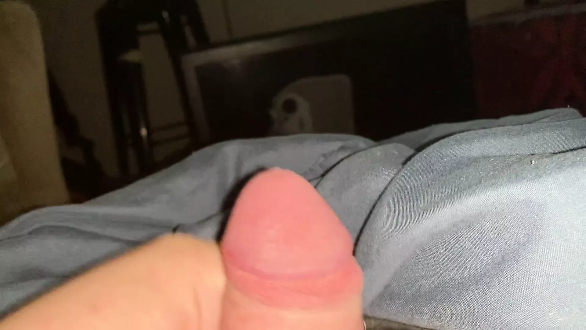 未割包皮的鸡巴用两根手指射精 Xhamster